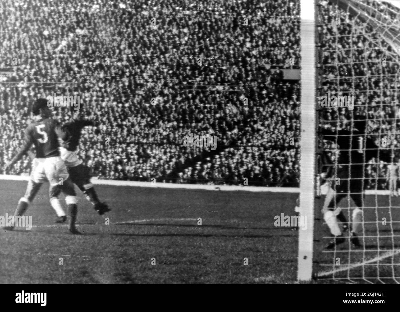 Garrincha 1960 hi-res stock photography and images - Alamy