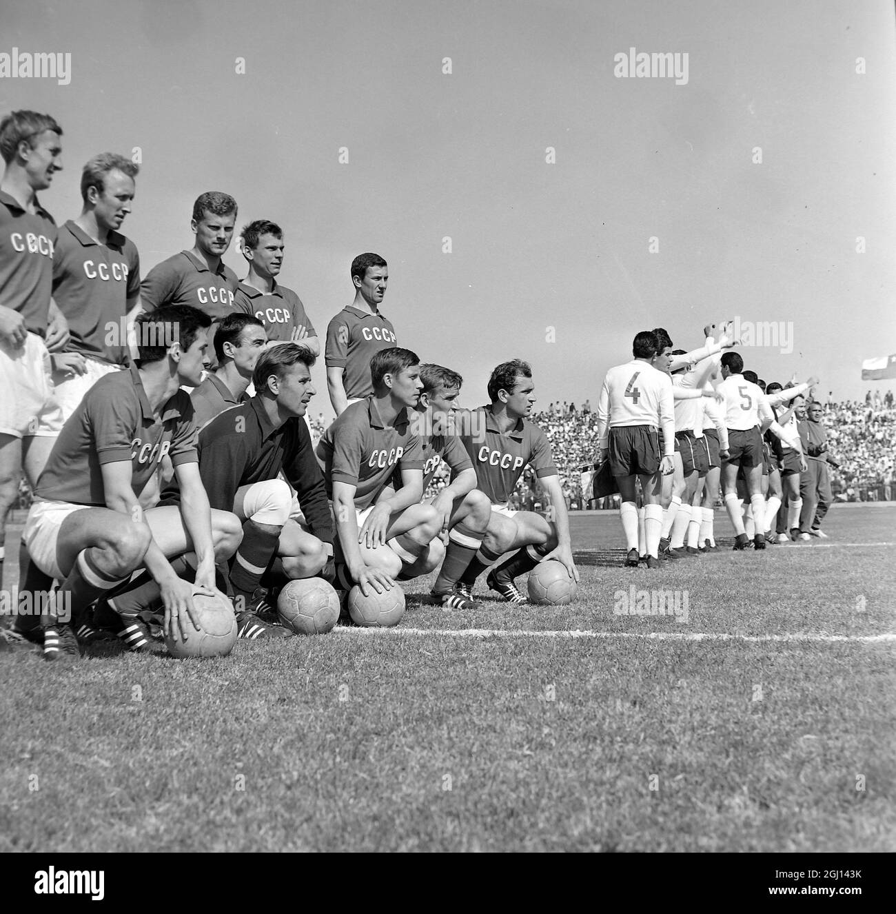 FOOTBALL WORLD CUP CHILE V RUSSIA RUSSIAN TEAM POSE BEFORE STAR ; 15 ...