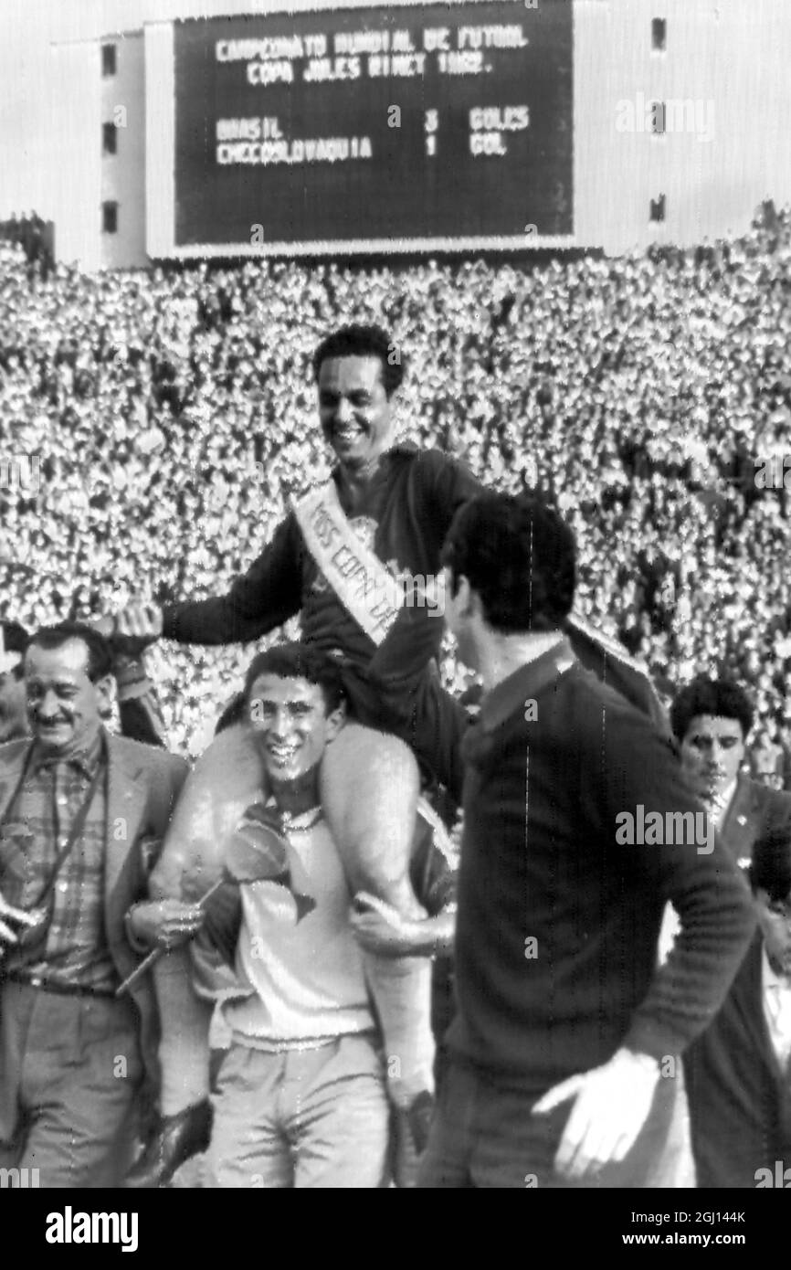 GILMAR GOALKEEPER AT FOOTBALL WORLD CUP BRAZILIAN CELEBRATE WORLD CUP ...