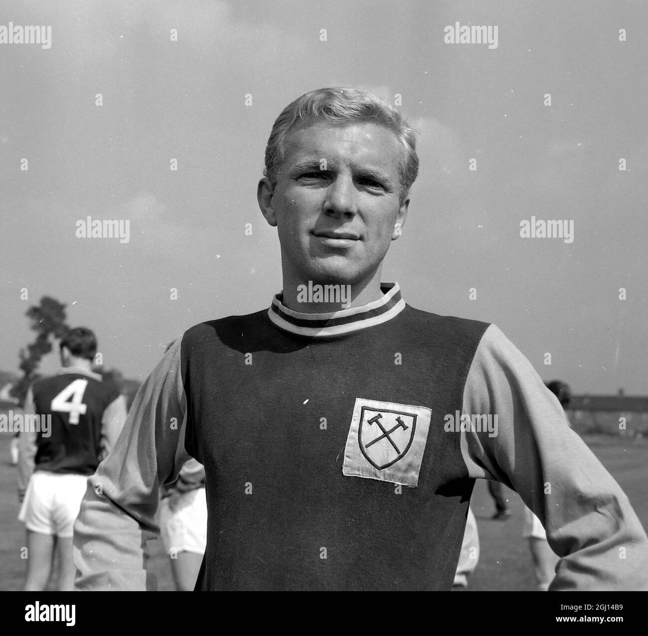 Footballer bobby moore hi-res stock photography and images - Alamy