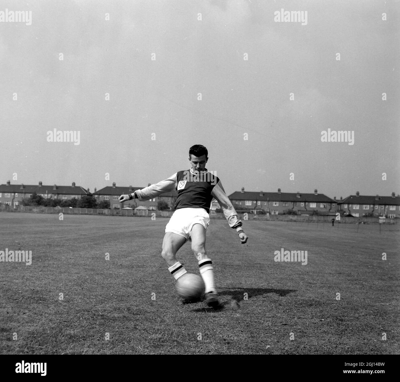 JOHNNY BYRNE - PORTRAIT OF FOOTBALLER OF WEST HAM FC FOOTBALL CLUB TEAM ...