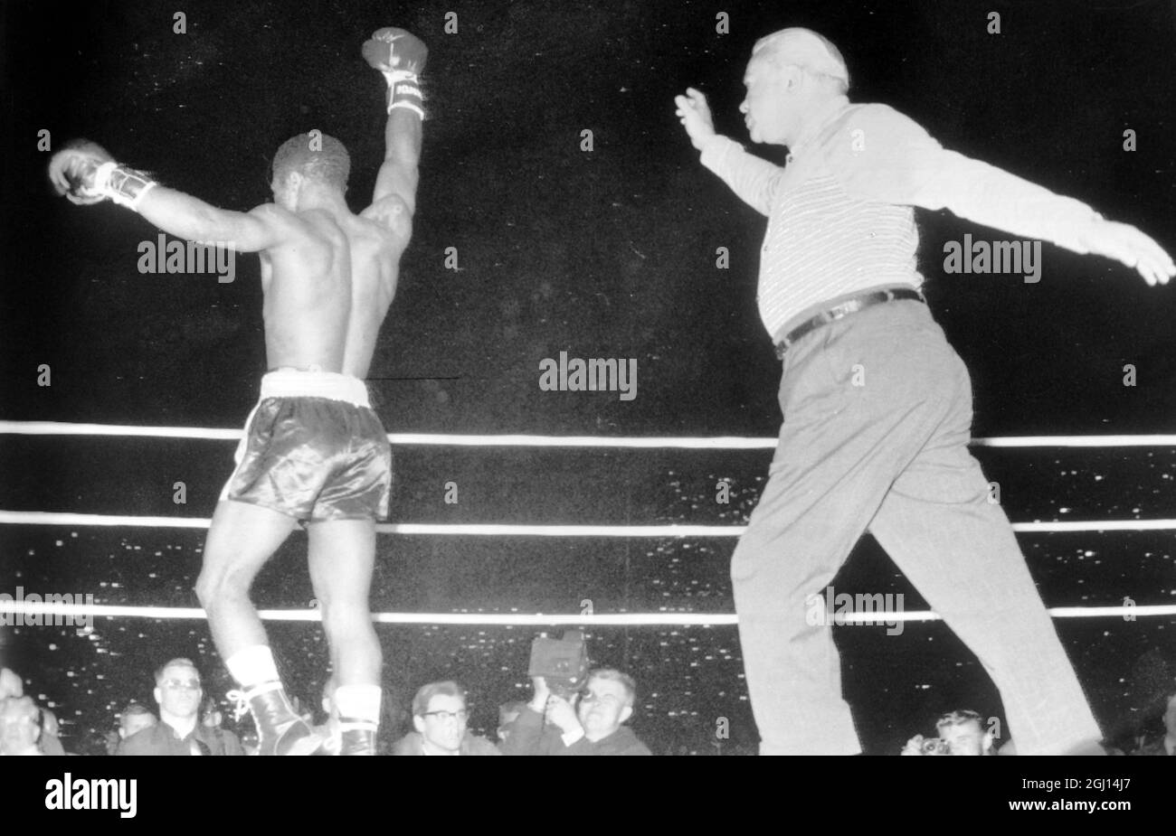 BOXING OLLI MAKI V DAVEY MOORE IN ACTION ; 18 AUGUST 1962 Stock Photo - Alamy