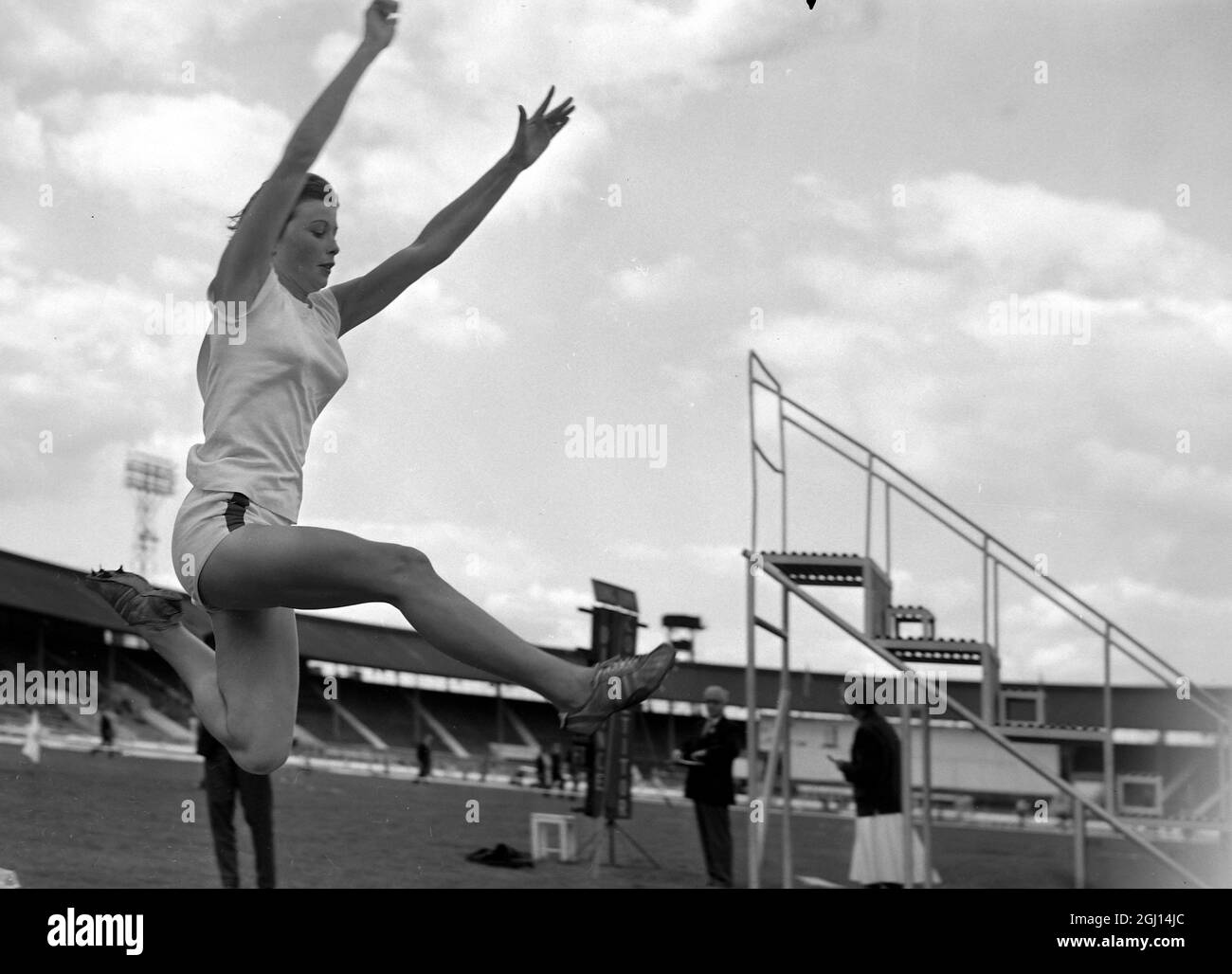 ATHLETE MARY RAND IN ACTION - ; 18 AUGUST 1962 Stock Photo - Alamy