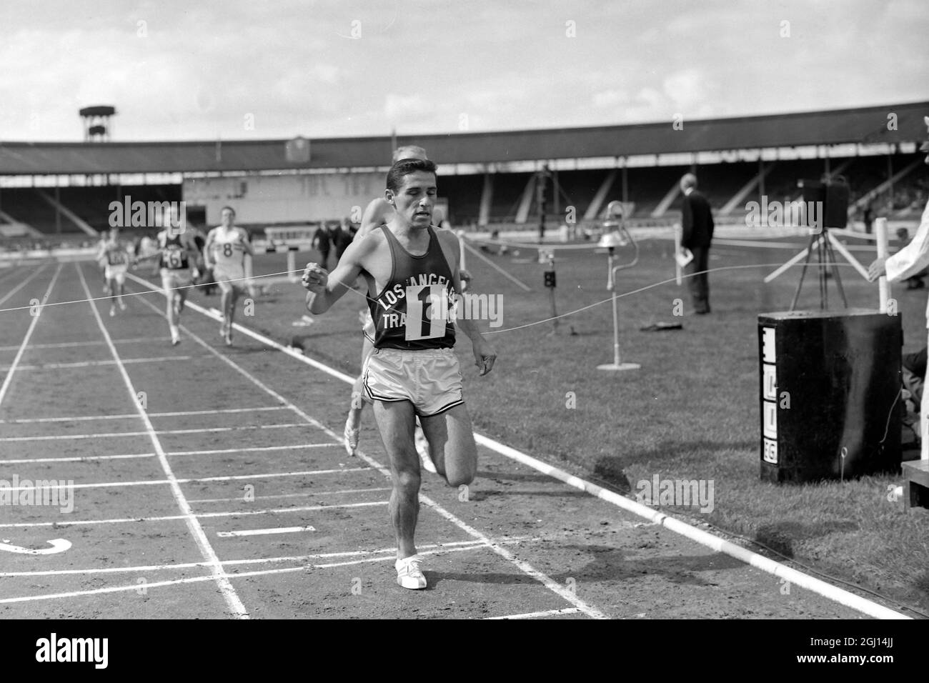 ATHLETE JIM BEATTY IN ACTION - ; 18 AUGUST 1962 Stock Photo - Alamy