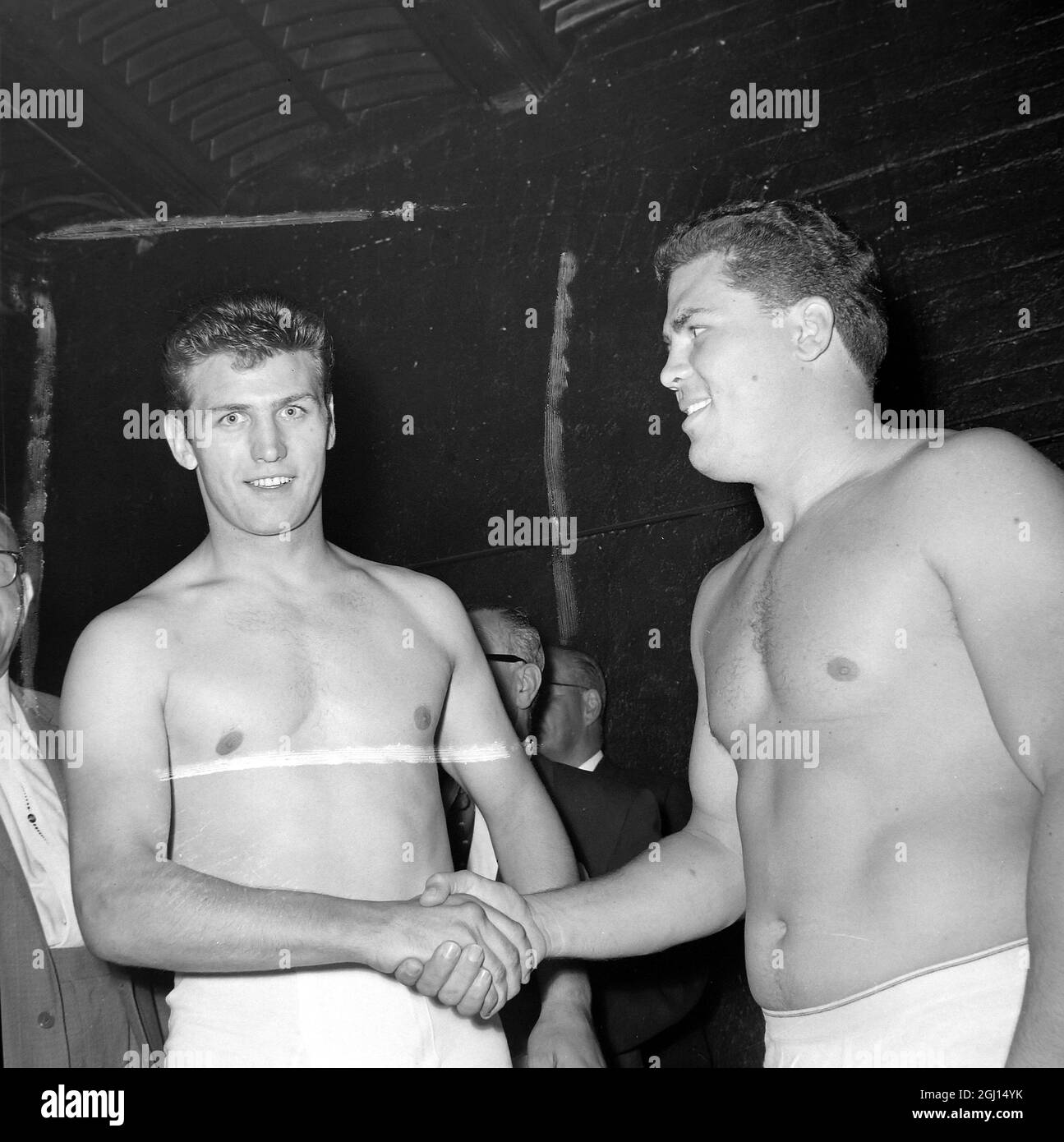 BOXING JOHNNY PRESCOTT J SHAKES HANDS WITH BILLY STEPHAN IN LONDON ; 11 ...