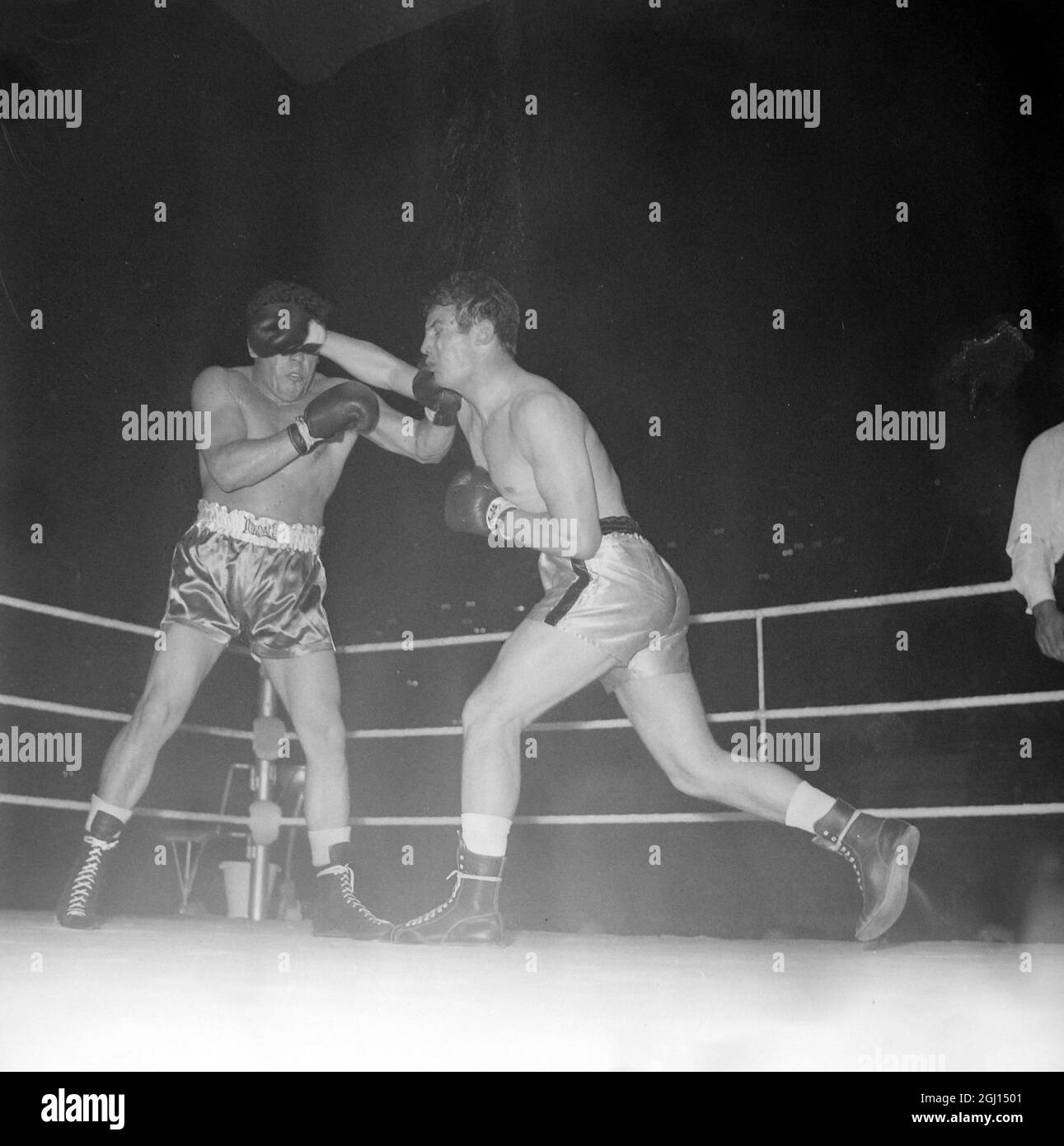 BOXING BOXERS BRIAN CURVIS AND RALPH DUPAS - DUPAS DISQUALIFIED ; 12 ...