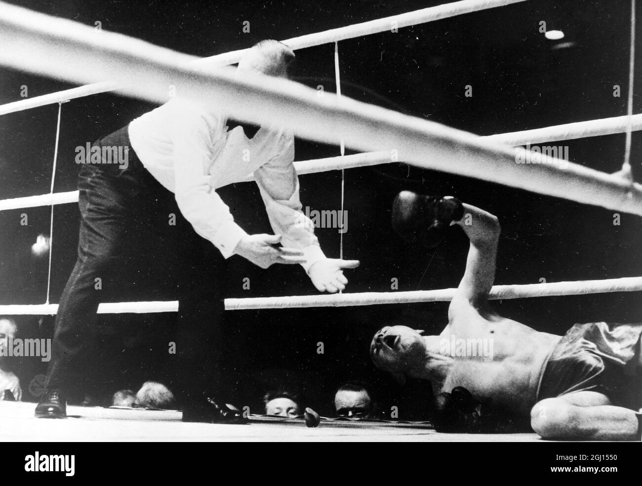 BOXING ACTION - JACQUES JACOB BOXER V WALTER MCGOWAN - ; 22 SEPTEMBER ...