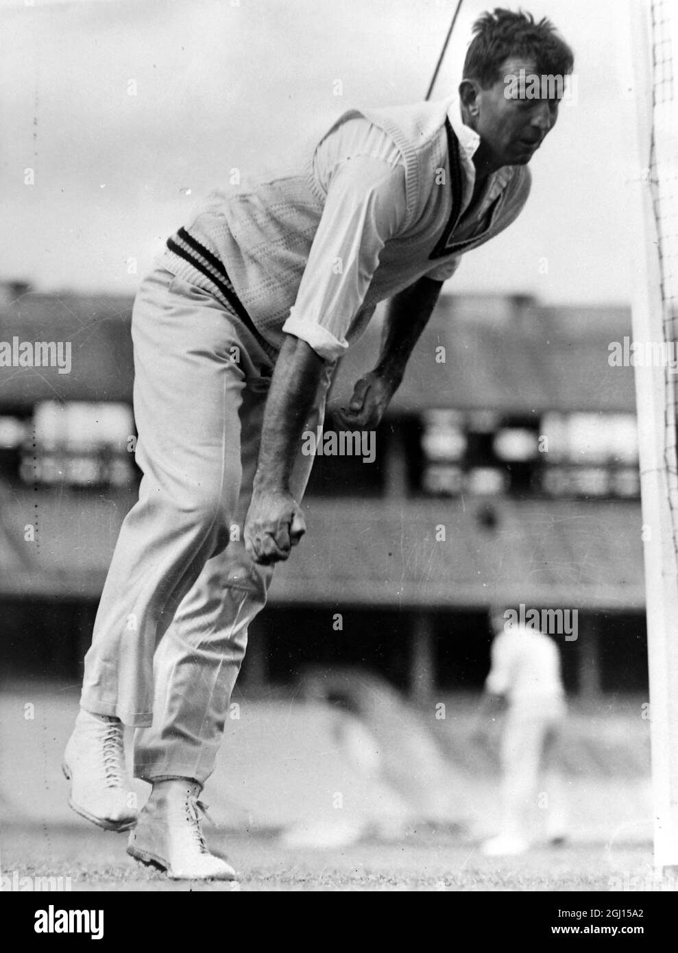 DES HOARE CRICKET PLAYER IN ACTION - ; 10 OCTOBER 1962 Stock Photo - Alamy