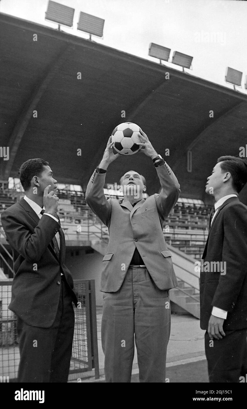 FOOTBALL MALAYSIAN PLAYERS TOUR GERMANY ; 29 OCTOBER 1962 Stock Photo ...