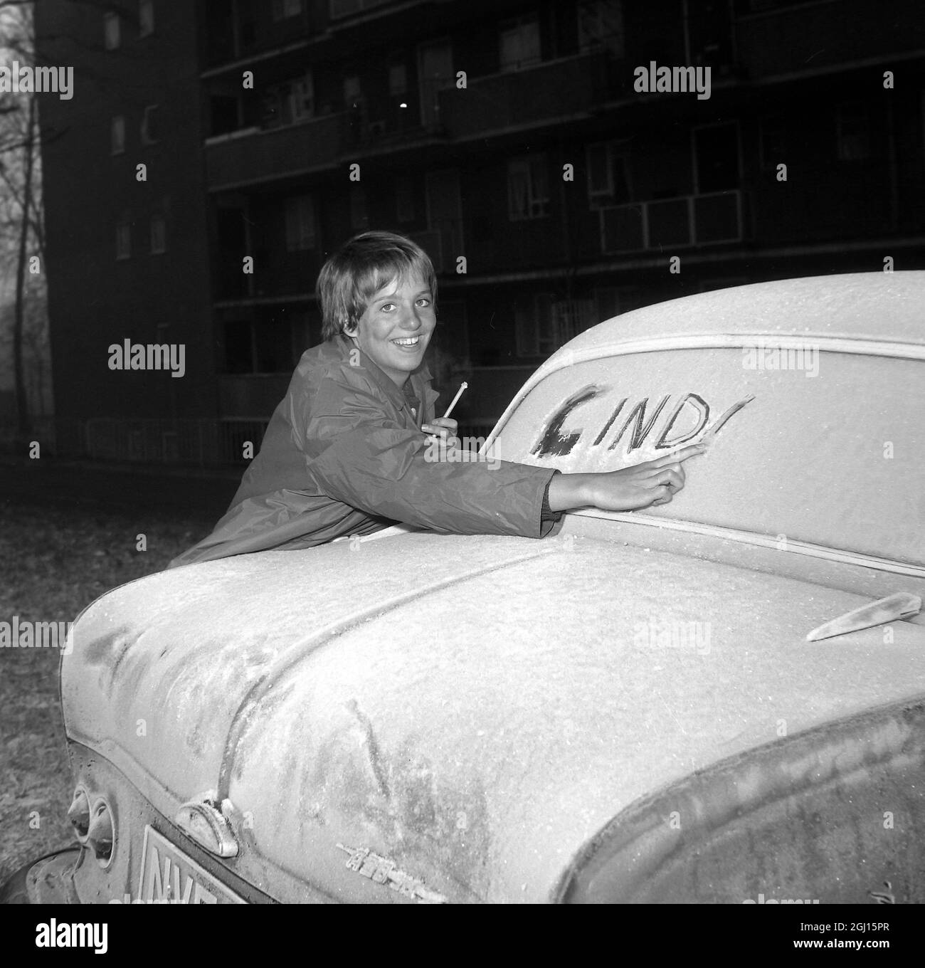 LINDA LUDGROVE L WRITES NAME ON WINDOW COVERED WITH SNOW - ; 3 DECEMBER ...