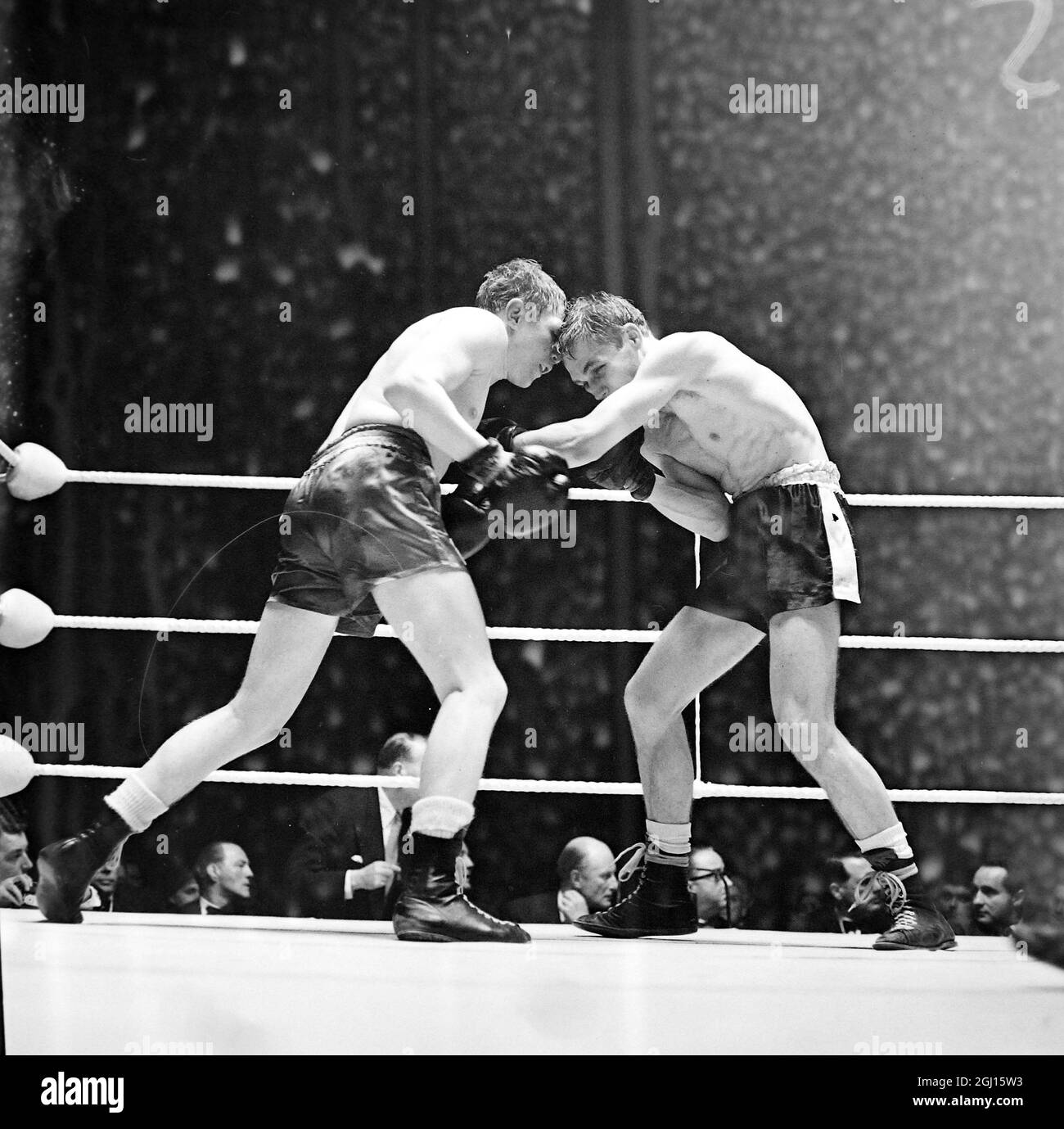 JOHNNY MANTLE BOXER IN ACTION - ; 11 DECEMBER 1962 Stock Photo - Alamy