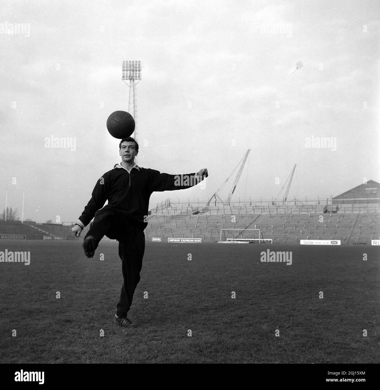 FOOTBALLER JOHNNY HAYNES IN FOOTBALL TRAINING - ; 24 DECEMBER 1962 ...