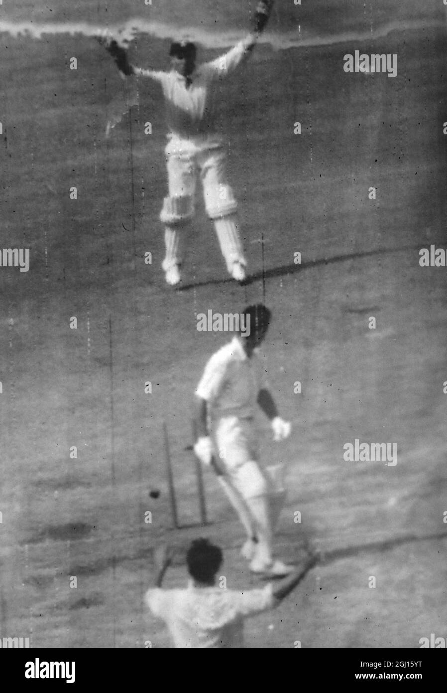CRICKET MCC V AUSTRALIA BOBBY SIMPSON AND FREDDIE TRUEMAN IN ACTION IN ...