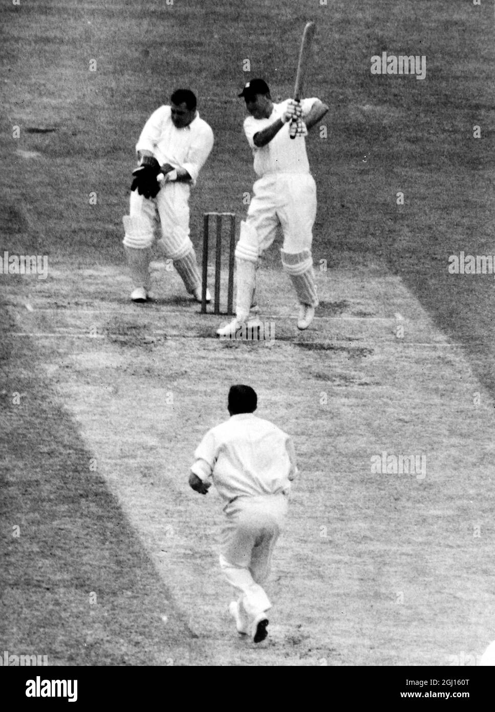 CRICKET MCC V AUSTRALIA - COLIN COWDREY AND RITCHIE BENAUD IN ACTION ...