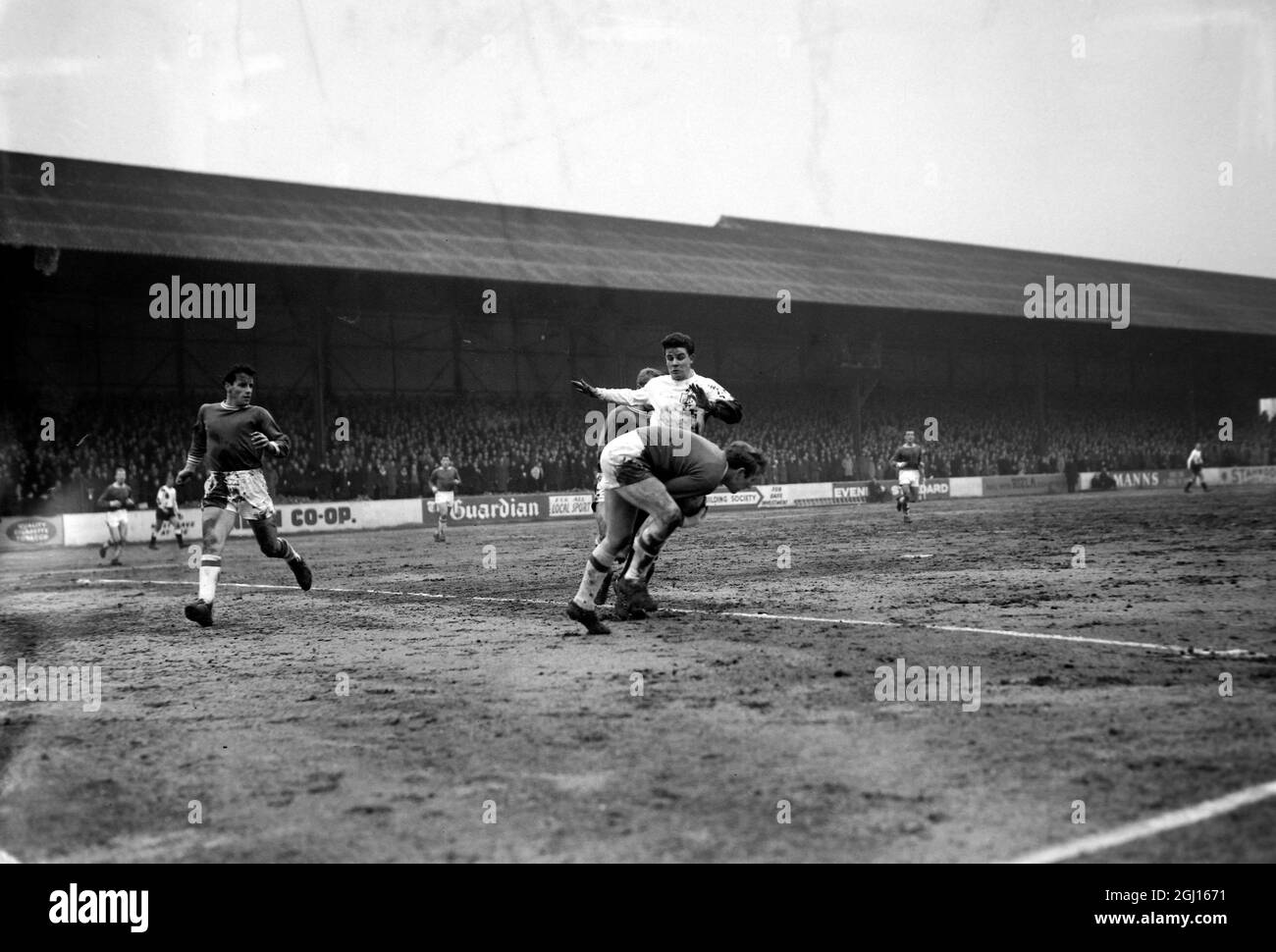 FRANK GEORGE IN FOOTBALL ACTION FOR FULHAM - ; 16 FEBRUARY 1963 Stock ...