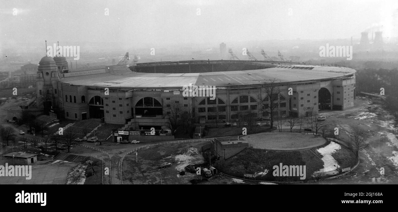 FOOTBALL WEMBLEY STADIUM WORK ON GLASS FIBRE ROOF ; 19 FEBRUARY 1963 ...