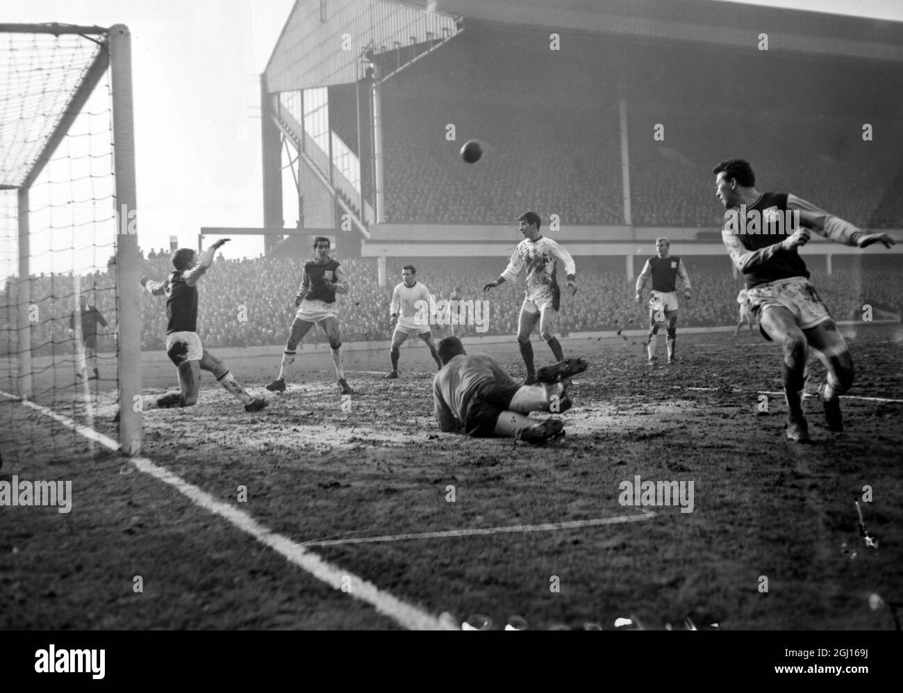 Arsenal west ham action hi-res stock photography and images - Alamy
