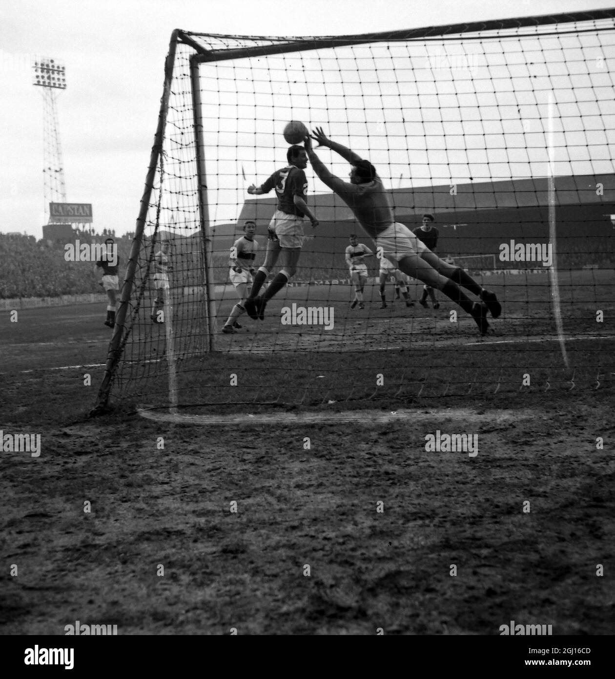 FOOTBALL ABERDEEN V MOTHERWELL MCBRIDE & OGSTON ; 25 MARCH 1963 Stock ...