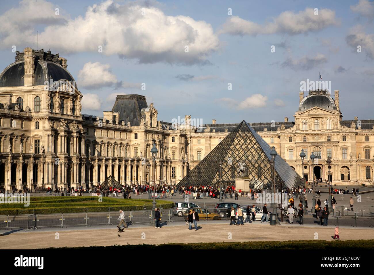 The view of Musee du Louvre from Jardin des Tuileris (Tuileries Garden ...
