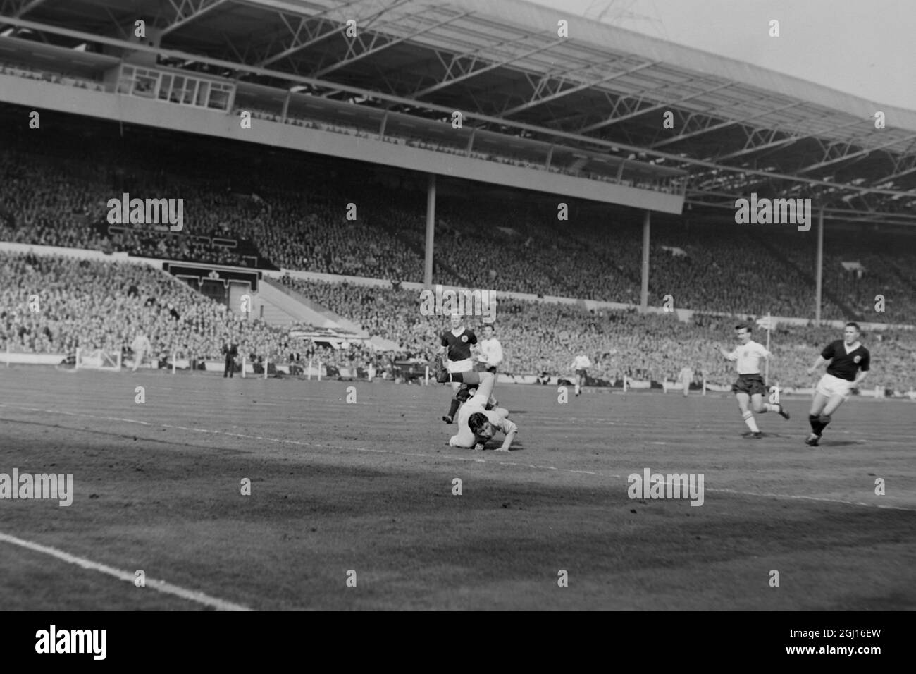 FOOTBALL SCOTLAND V ENGLAND DOUGLAS SCORES FOR ENGLAND ; 6 APRIL 1963 ...