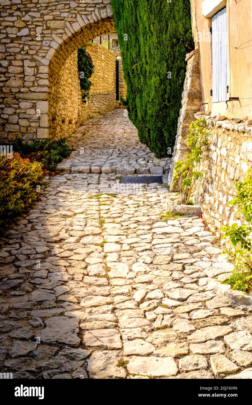 France, Provence, Joucas, Walkway, arch Stock Photo - Alamy