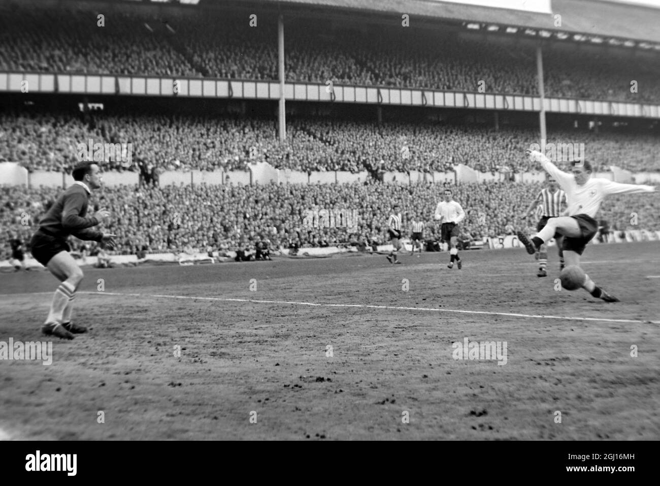 Tottenham hotspur 1963 hi-res stock photography and images - Alamy