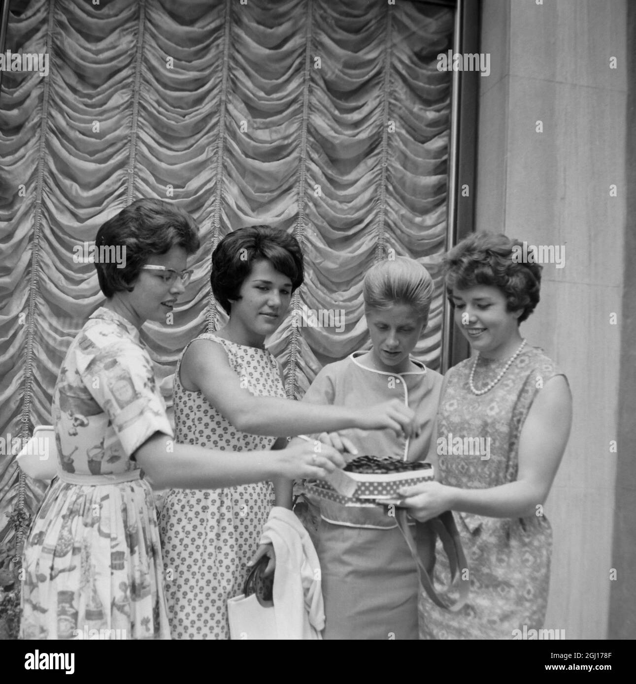 AMERICAN TENNIS STARS BILLY JEAN MOFFATT, JANE ALBERT, SUSAN BEHLMAR ...