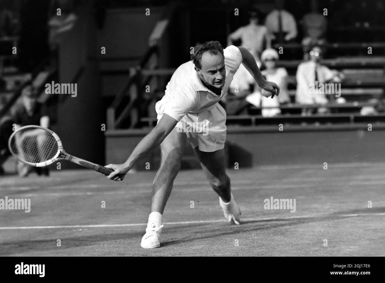 TENNIS DAVIS CUP EUROPEAN ZONE BOBBIE WILSON IN ACTION IN LONDON ; 1 ...