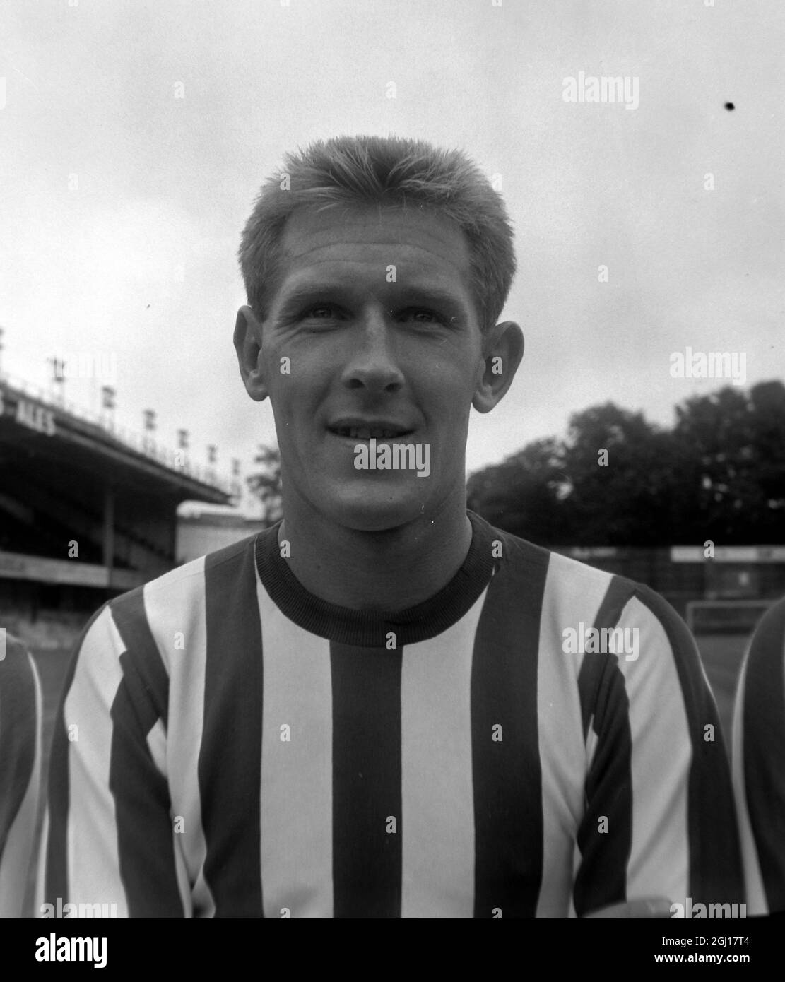 TONY KNAPP - FOOTBALLER OF SOUTHAMPTON FOOTBALL CLUB FC PORTRAIT - ; 23 ...