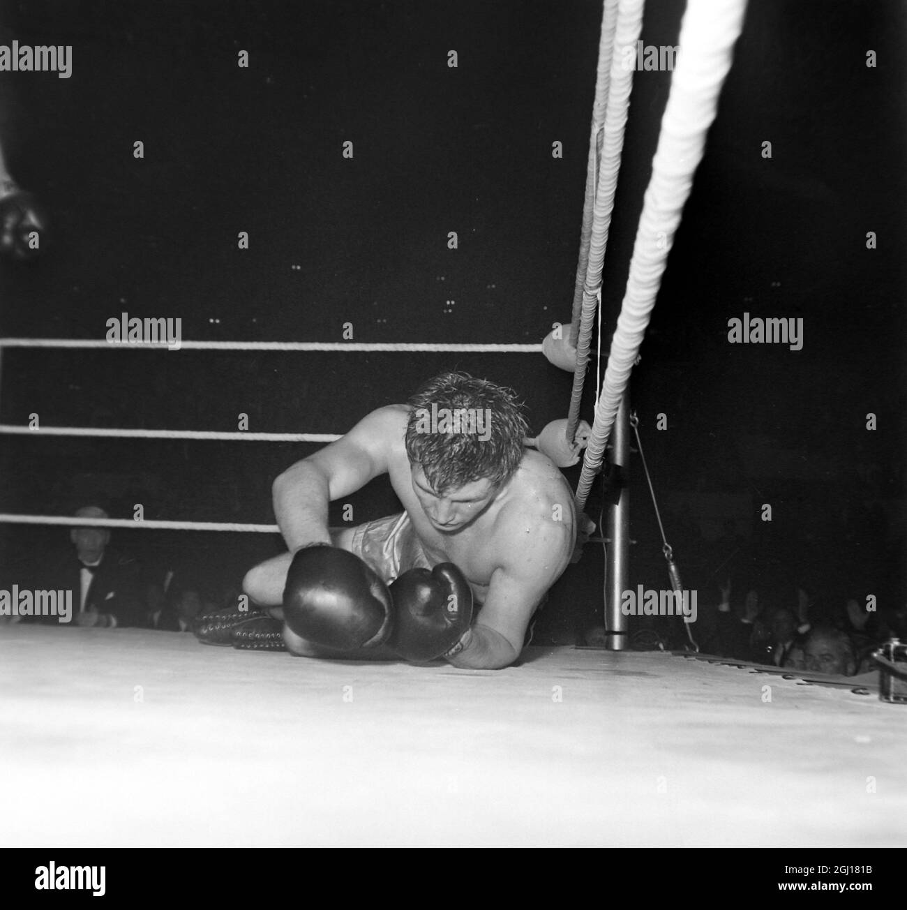 BOXING HEAVYWEIGHT BILLY WALKER V JOHNNY PRESCOTT IN ACTION IN LONDON ...