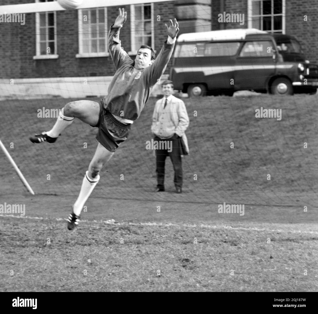 FOOTBALL REST OF THE WORLD V ENGLAND - ENGLAND GOALKEEPER GORDON BANKS ...