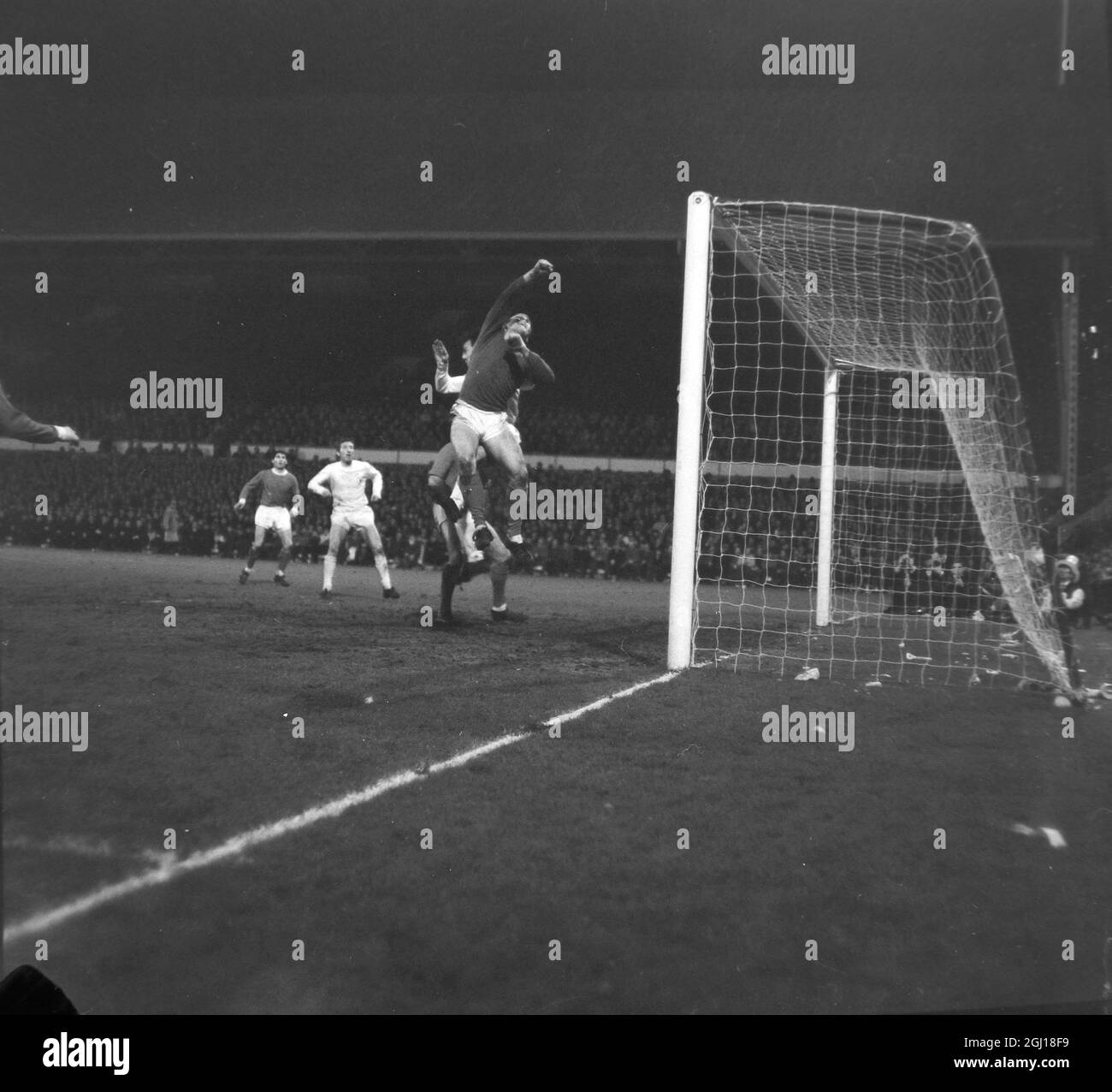 FOOTBALL MANCHESTER UNITED - JIMMY GREAVES AND GASKELL IN ACTION / ; 3 ...