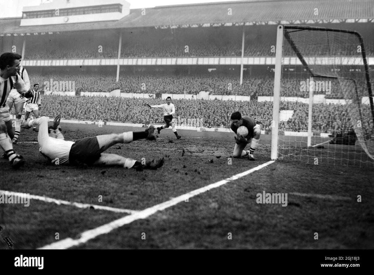 Tottenham hotspur 1963 hi-res stock photography and images - Alamy
