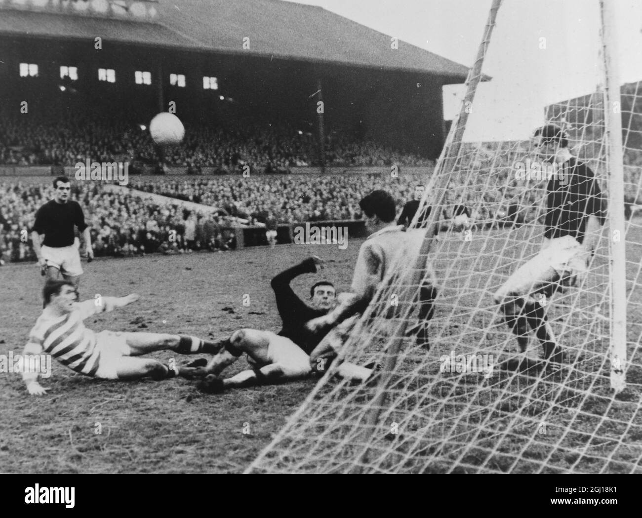 FOOTBALL MURDOCK & WIGHAM IN ACTION IN GLASGOW ; 6 JANUARY 1964 Stock ...