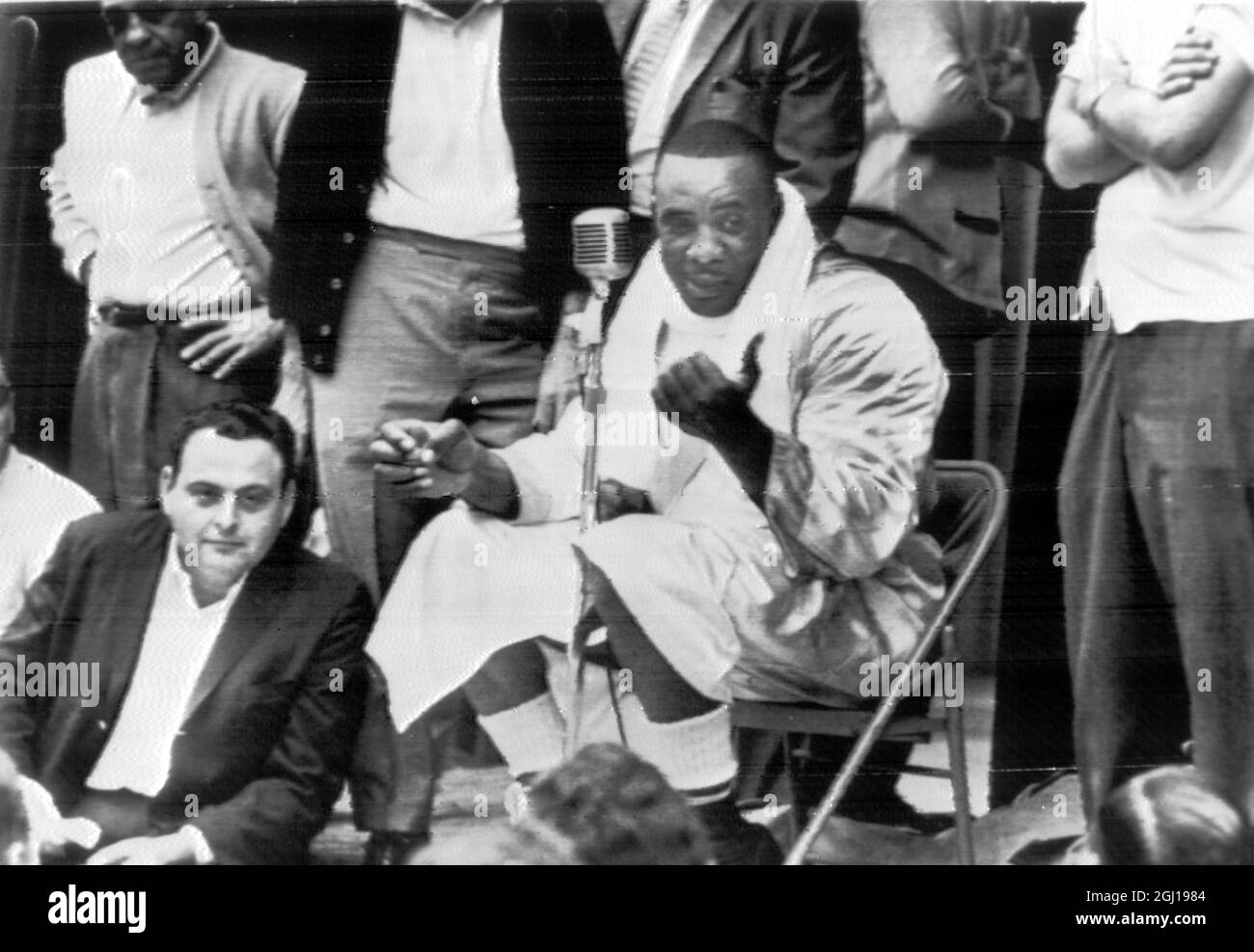 BOXING CHAMPION SONNY LISTON WITH NEWSMEN IN MIAMI BEACH ; 20 FEBRUARY ...