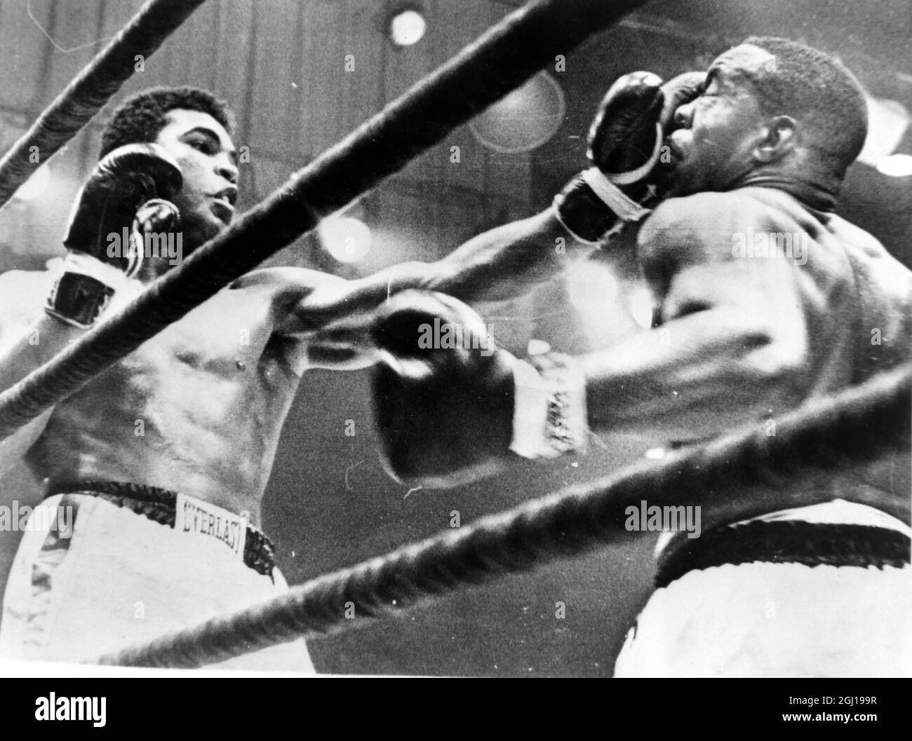 WORLD HEAVYWEIGHT BOXING CHAMPION SONNY LISTON WITH AMERICAN BOXING ...