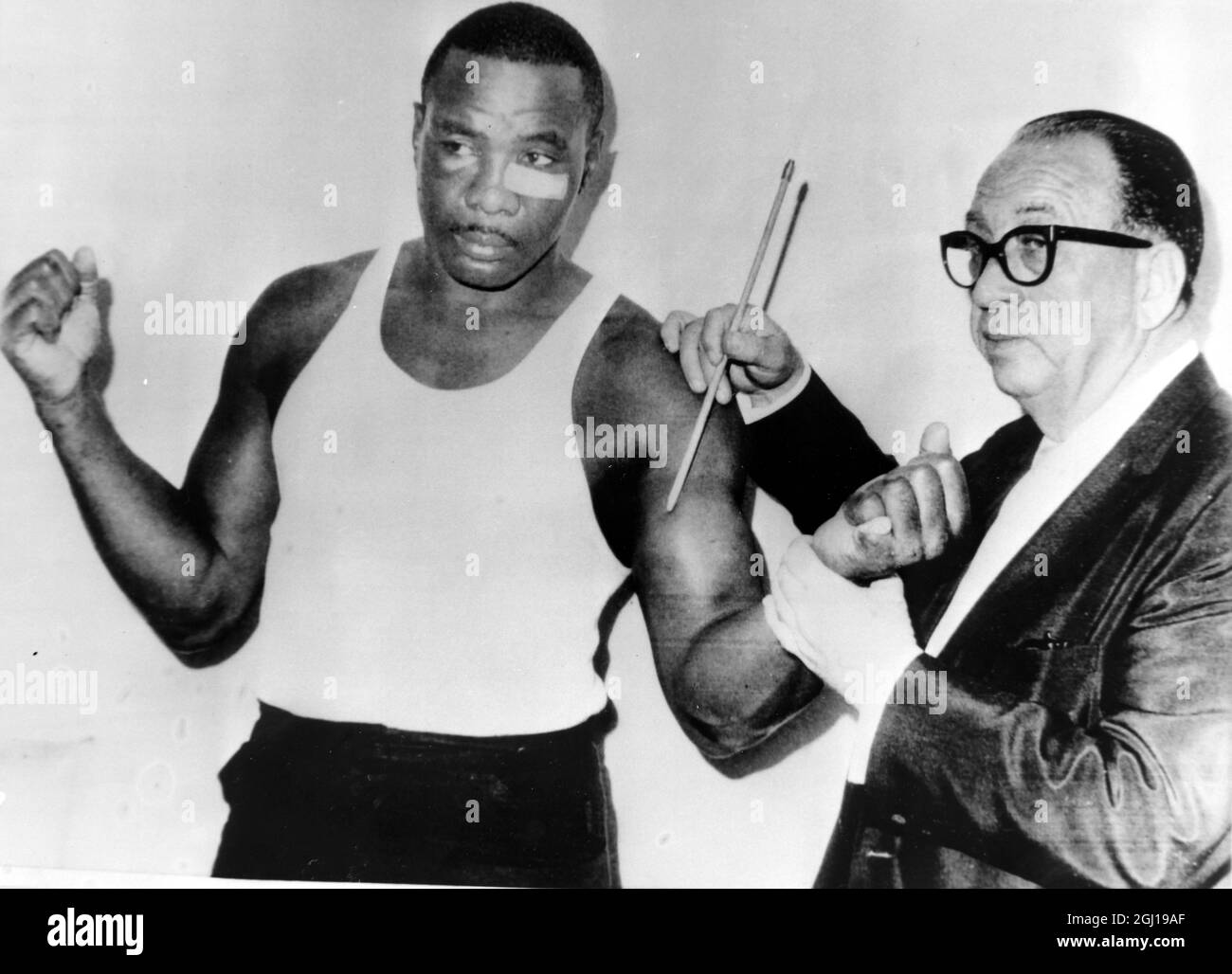 World heavyweight champion sonny liston hi-res stock photography and ...
