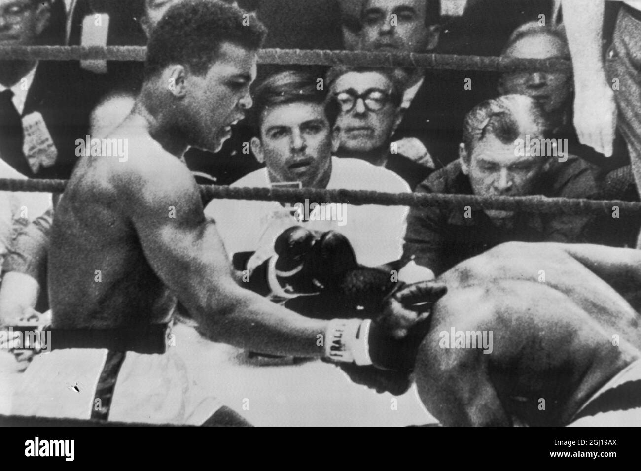 WORLD HEAVYWEIGHT BOXING CHAMPION SONNY LISTON WITH AMERICAN BOXING ...