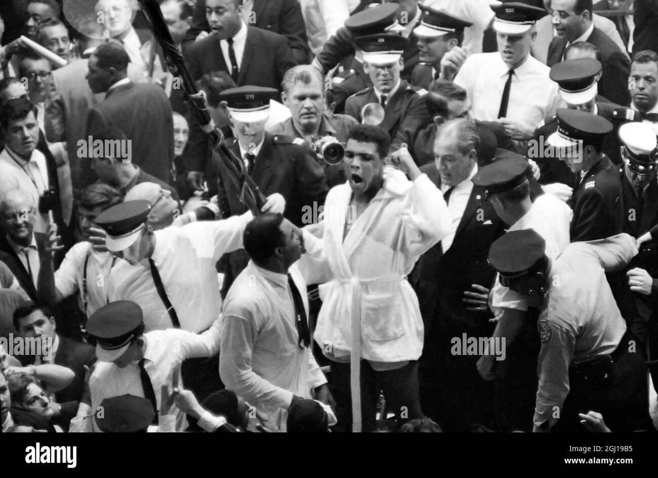 WORLD HEAVYWEIGHT BOXING CHAMPION SONNY LISTON WITH AMERICAN BOXING ...