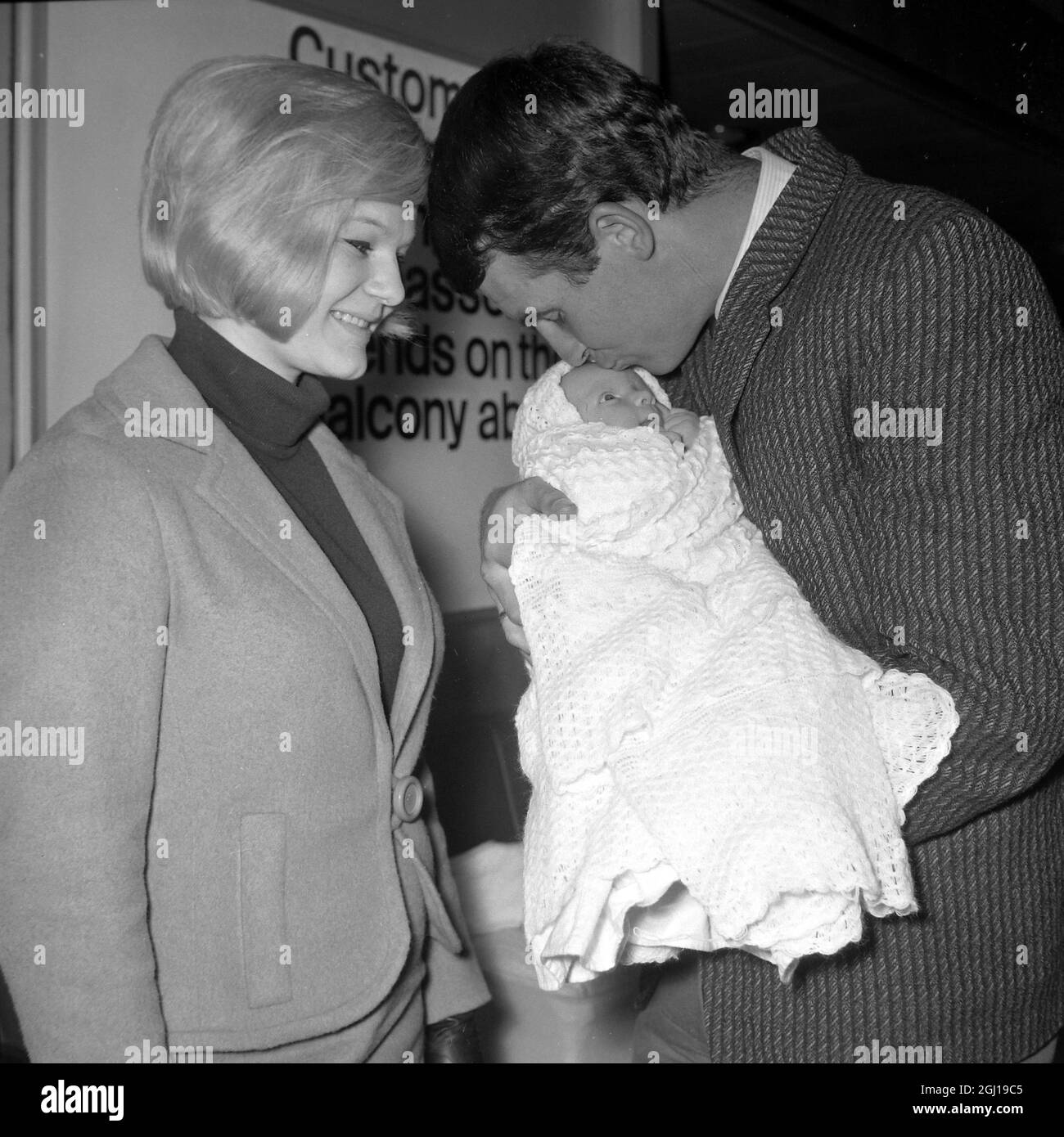 ENGLAND CRICKETER BAARRY KNIGHT B WITH WIFE AND DAUGHTER IN LONDON ...