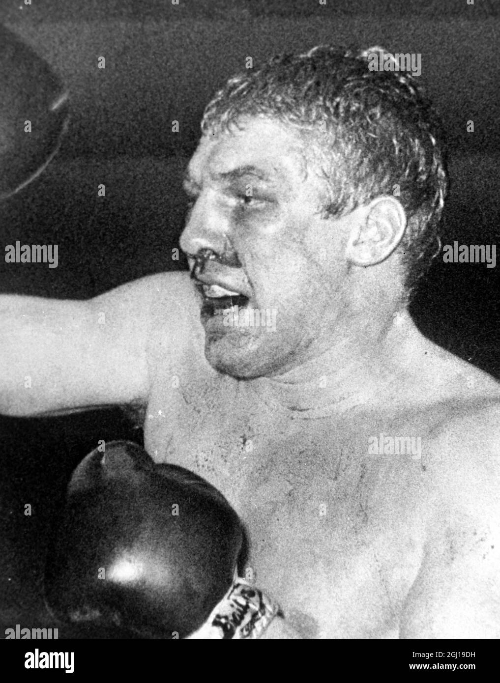 BOXING HEAVYWEIGHT BILLY WALKER V BILL NIELSEN AT ROYAL ALBERT HALL IN ...