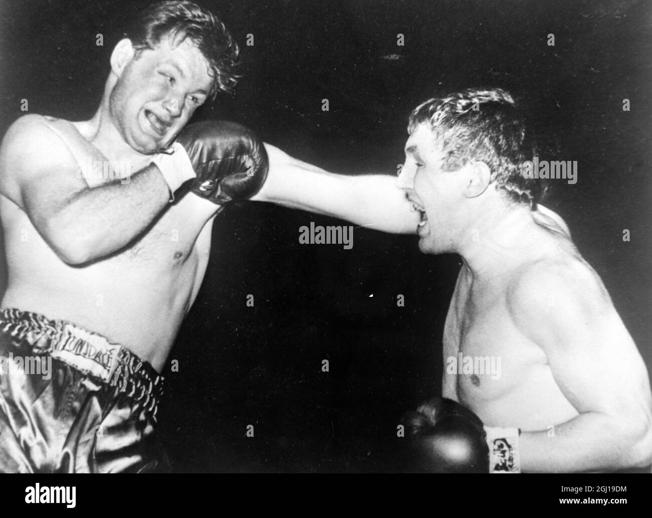 BOXING HEAVYWEIGHT BILLY WALKER V BILL NIELSEN AT ROYAL ALBERT HALL IN ...