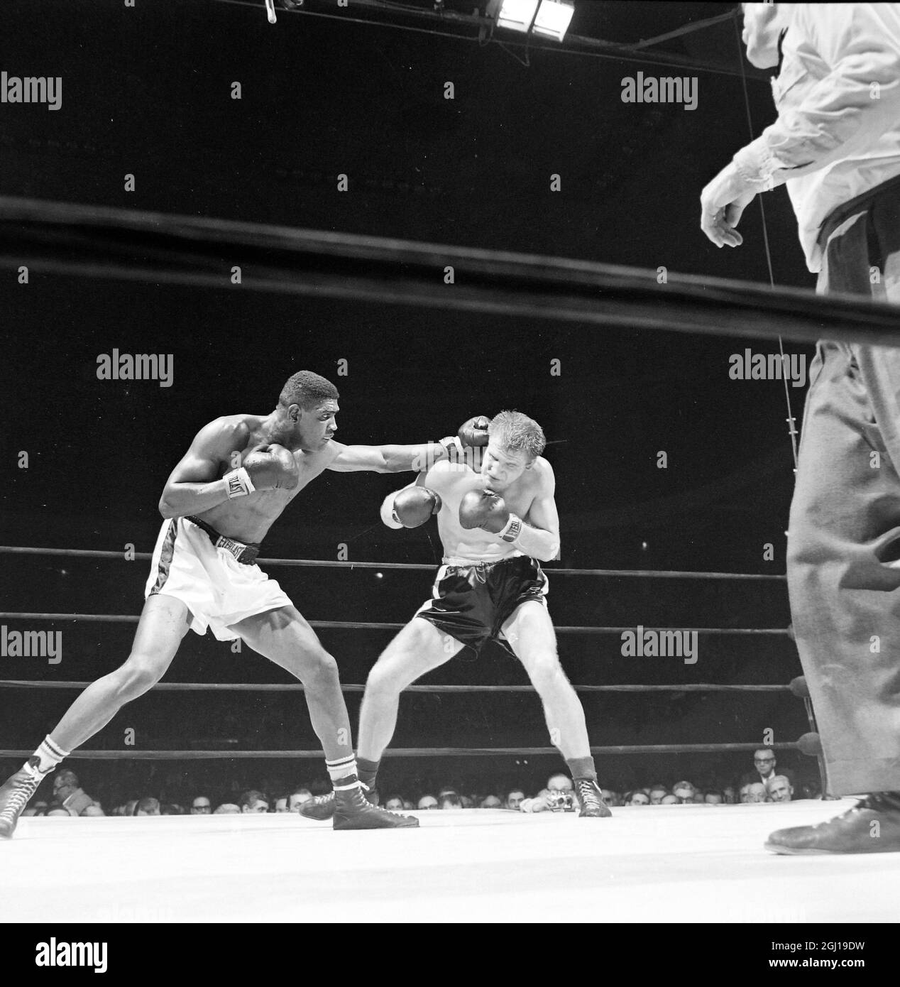 BOXING HEAVYWEIGHT ERNIE TERRELL V GERHARD ZECH IN ACTION IN NEW YORK ...