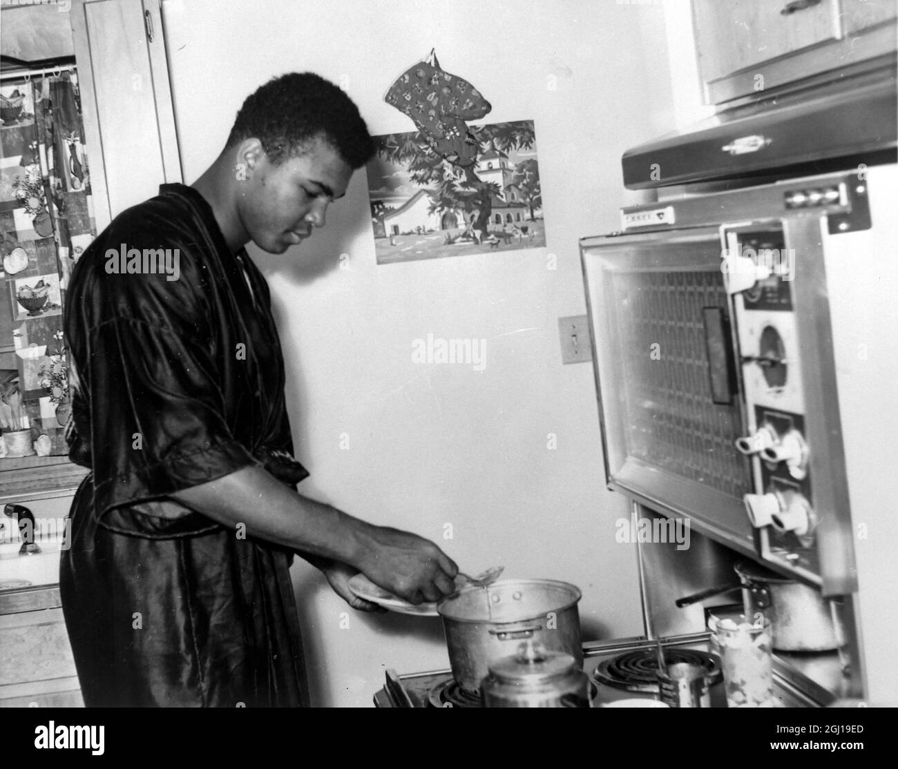 AMERICAN BOXING CHAMPION CASSIUS CLAY MUHAMMAD ALI AT LOUISVILLE HOME ...
