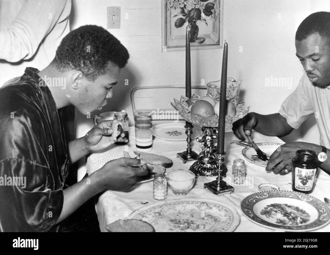 AMERICAN BOXING CHAMPION CASSIUS CLAY MUHAMMAD ALI AT HOME IN ...