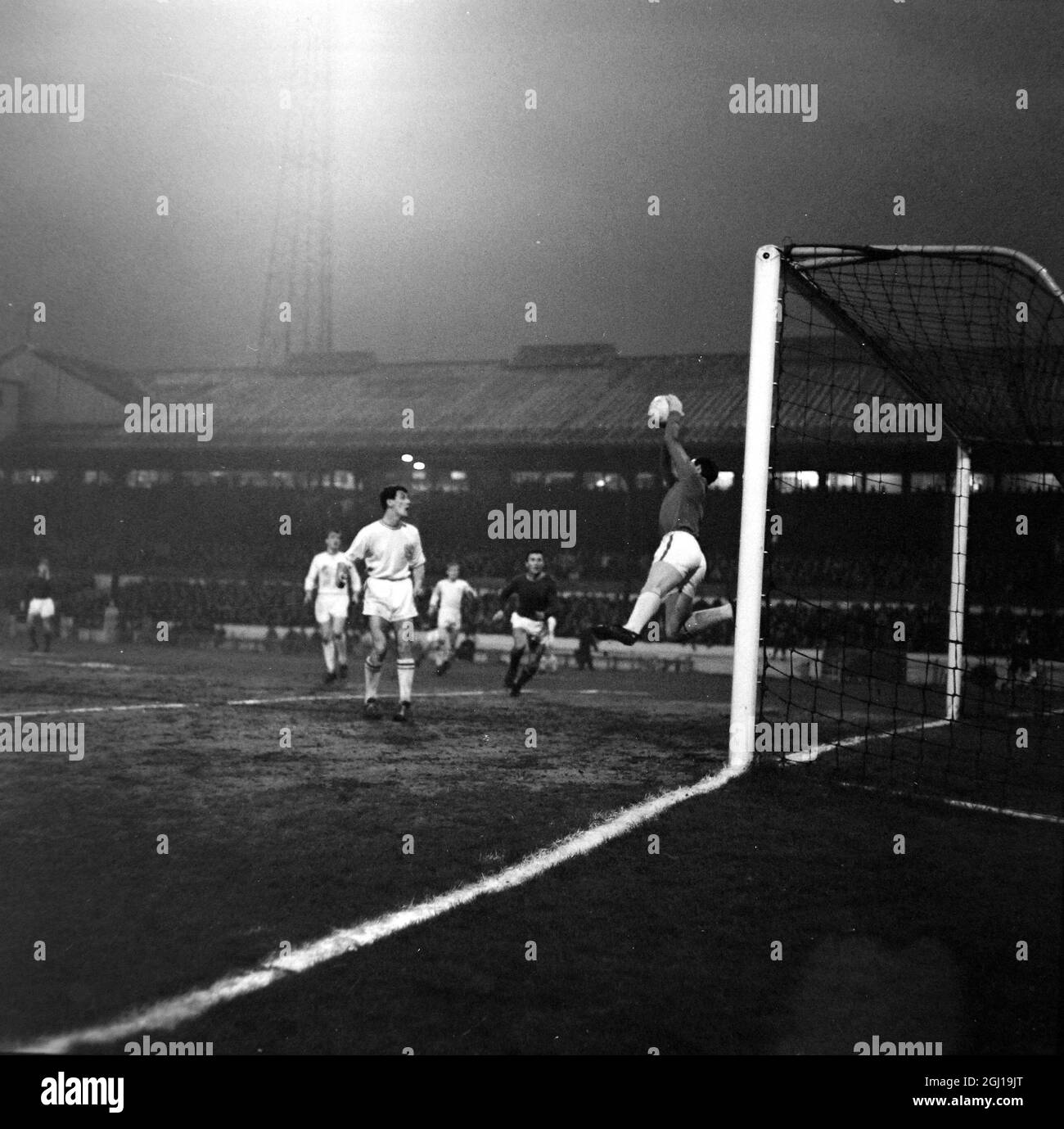 GORDON BANKS AND VENABLES OF CHELSEA IN FOOTBALL ACTION IN LONDON V ...