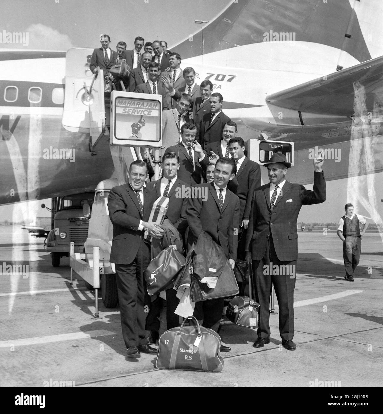 CRICKET AUSTRALIAN TEAM SIMPSON LEADS TEAM OFF AIRCRAFT AT LONDON ...