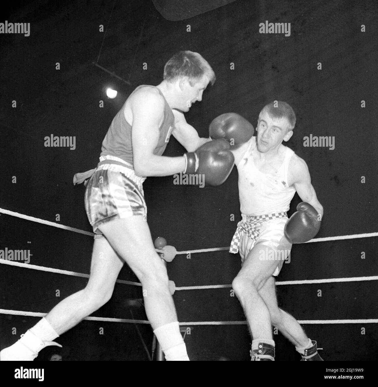 BOXING BOBBY MALLON AND BRIAN PACKER IN ACTION IN LONDON - ; 25 APRIL ...