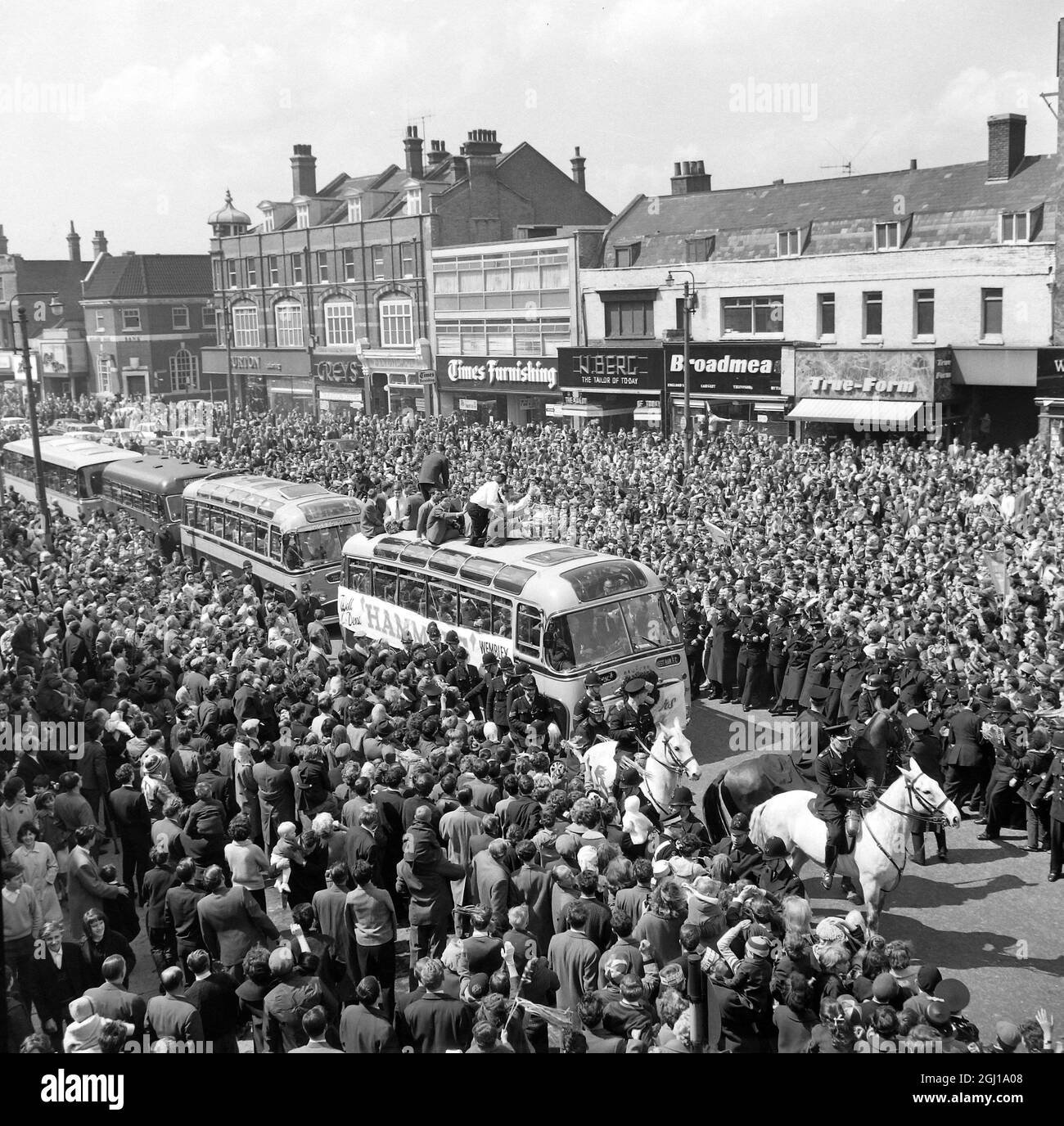 WEST HAM UNITED FOOTBALL CLUB FOOTBALLERS AND SUPPORTERS VICTORY PARADE ...