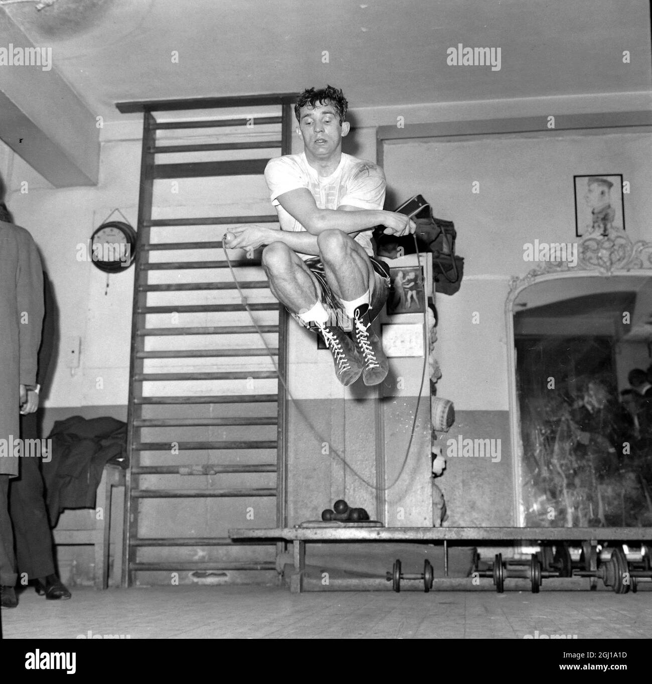 BOXING FEATHERWEIGHT HOWARD WINSTONE H SKIPPING BLOOMS IN GYMNASIUM IN ...
